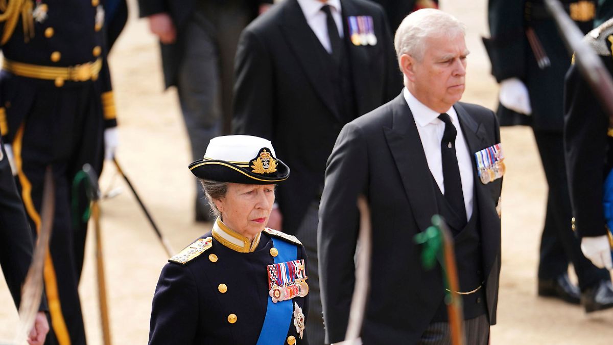 Prinz Andrew emotional: Hier verdrückt der Lieblingssohn der Queen ein ...