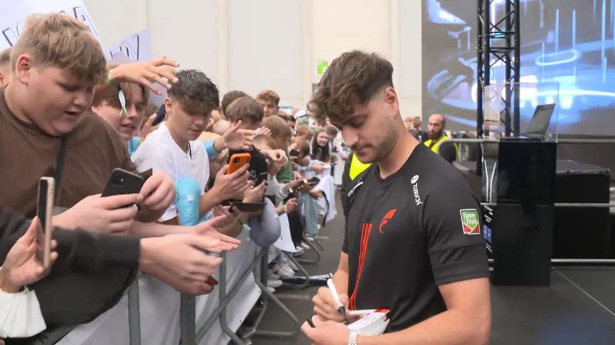 Streaming-Legende Elias Nerlich macht seiner Melina einen zuckersüßen ...