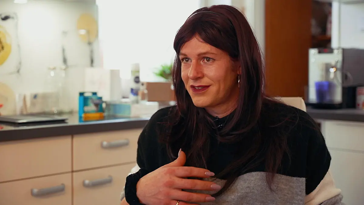 Aus Papa Wolfgang wird Mama Lilly: Lillys (41) langer Weg in ein ...