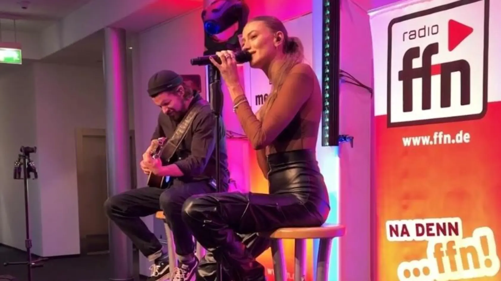 Popsängerin Leony im RTL-Verhör: Wann zückst du die Promi-Karte?