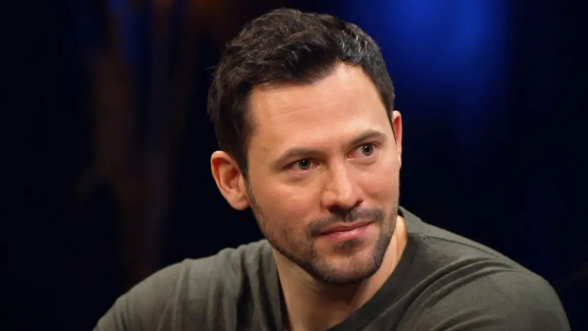 Bachelor Sebastian Klaus: Er ist frisch verliebt! Was wir bisher über ...