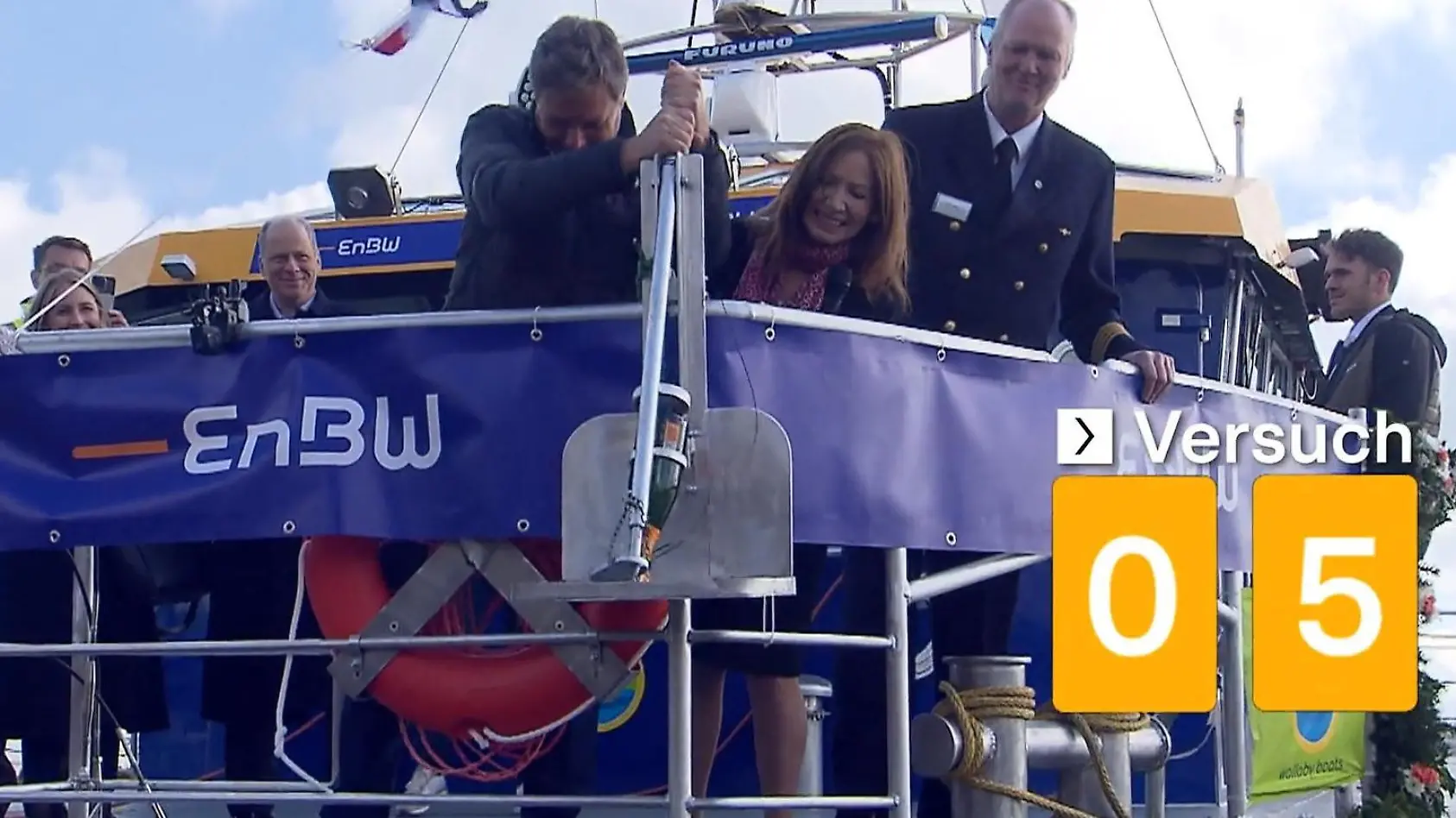 Flaschen-Fail bei Schiffstaufe: Im Video - Wie Robert Habeck diese Taufe am Ende doch noch rettet!