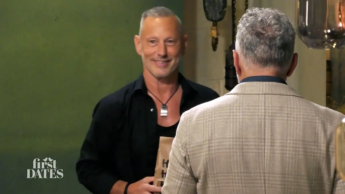 Roland und Nic sind begeistert: Klaus verteilt jede Menge Küsse