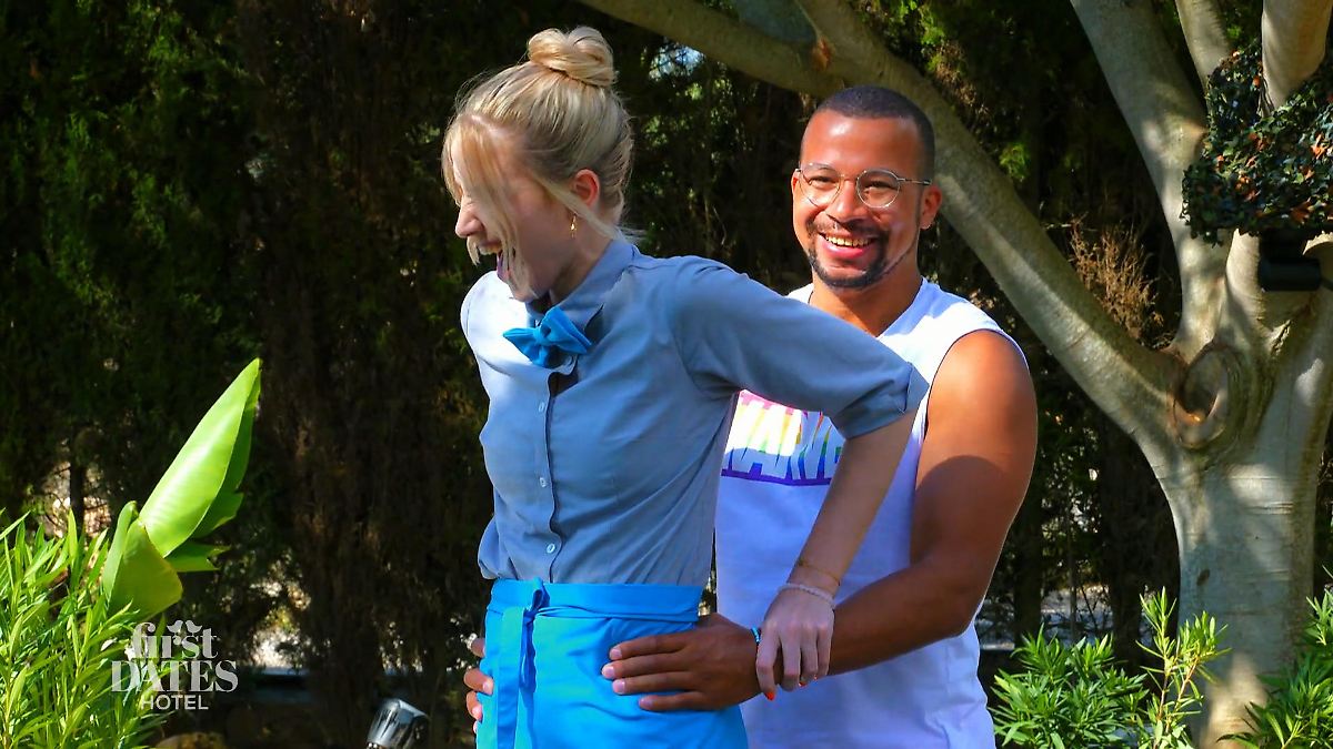 Das Team will was sehen: Daniel beweist sein Cheerleader-Talent