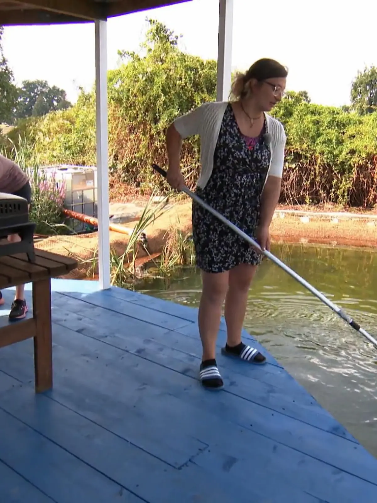 Mit aller Kraft: Das Denkmal ist bereit für den Umzug