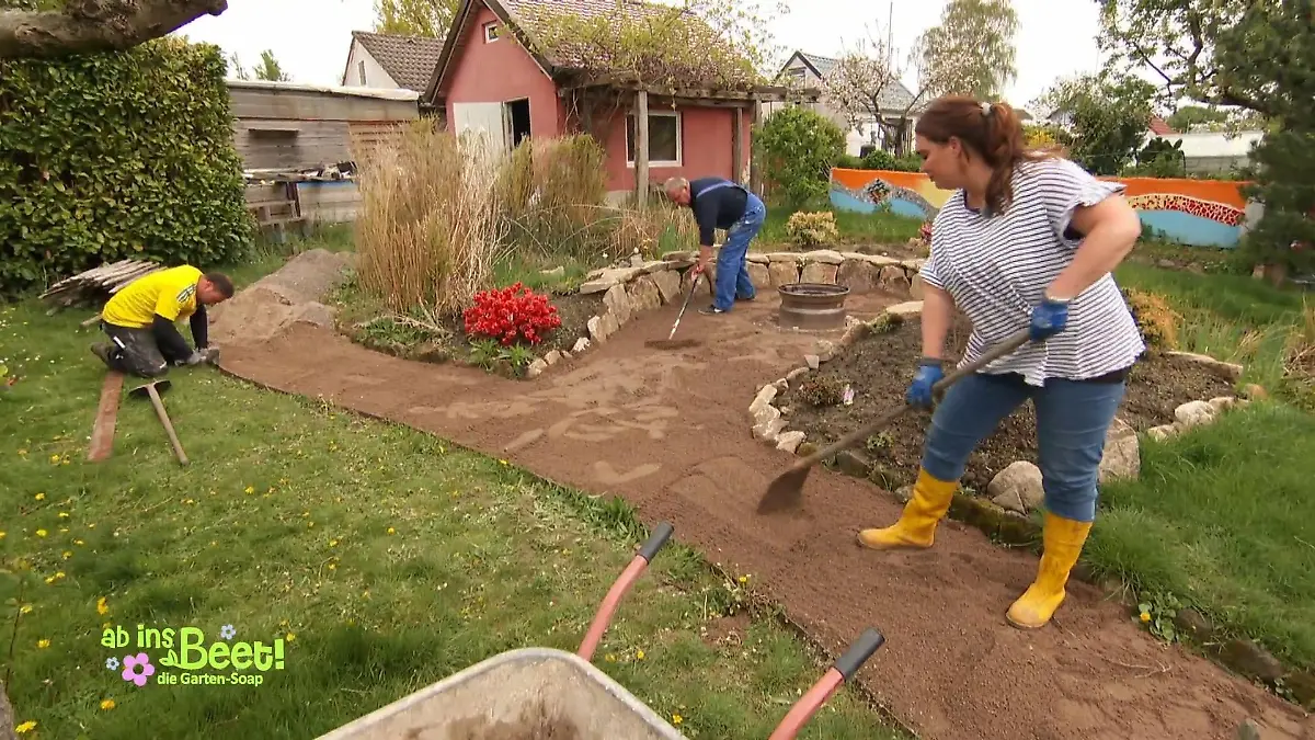 Claus und seine Freunde: Die Feuerstelle ist fast fertig!