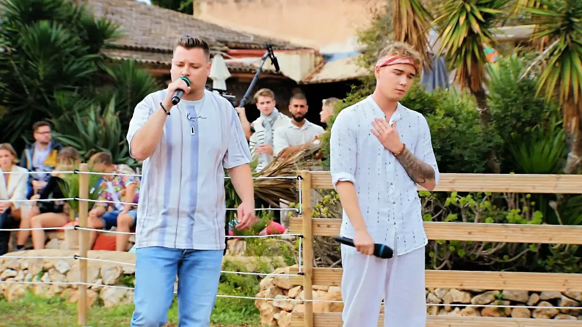 Geboren für die Bühne?: Adriano, David, Julian und Bobby mit "Another Love"