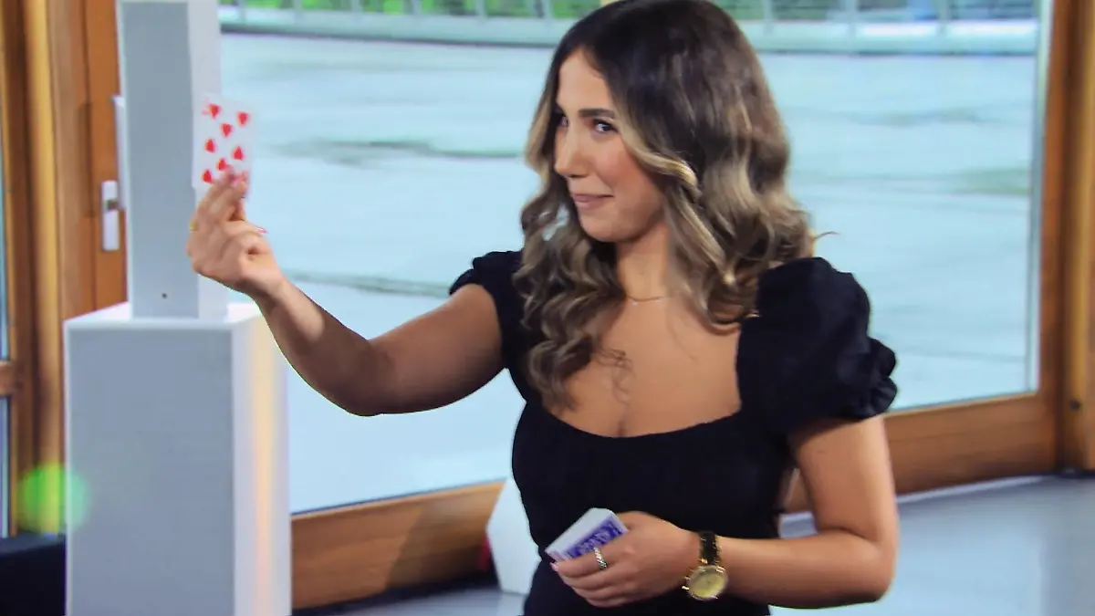 Das hilft ihrer Stimme auch nicht: Schilan führt einen Zaubertrick vor