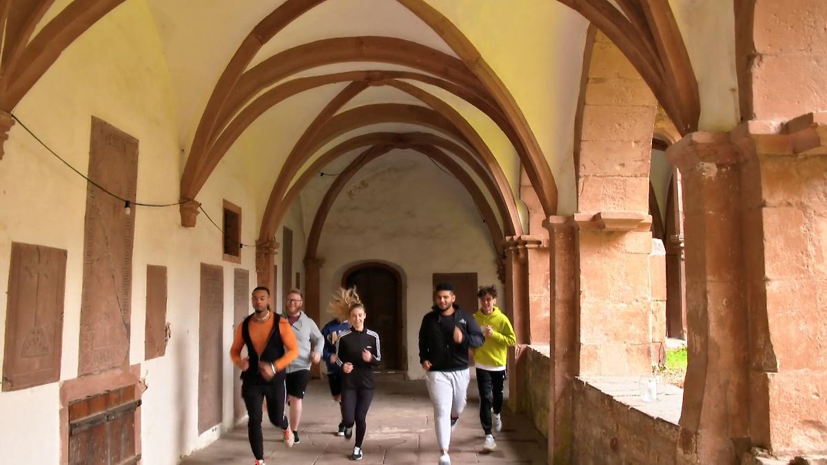 Fitness-Training mit den Kandidaten: Karl weiß, wie er sein Team fit ...