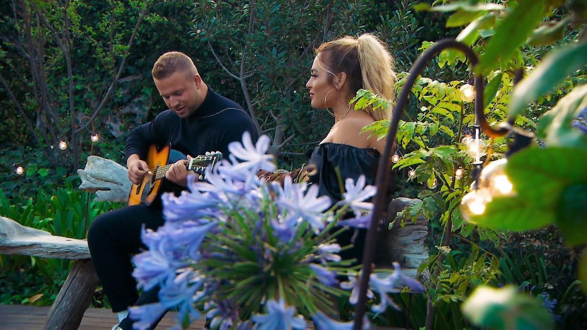 Romantik bei „Are You The One?“: Juliano spielt für Laura auf der Gitarre