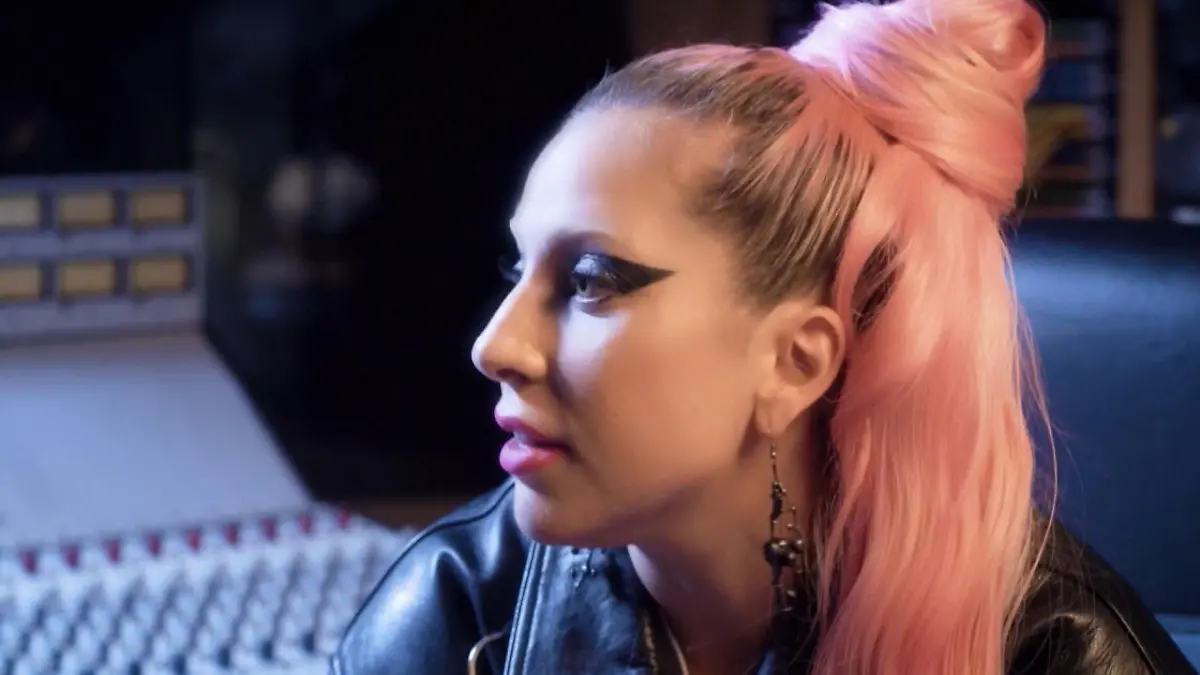 Lady Gaga mit Exta-Kilos: Sängerin zeigt sich selbstbewusst bauchfrei