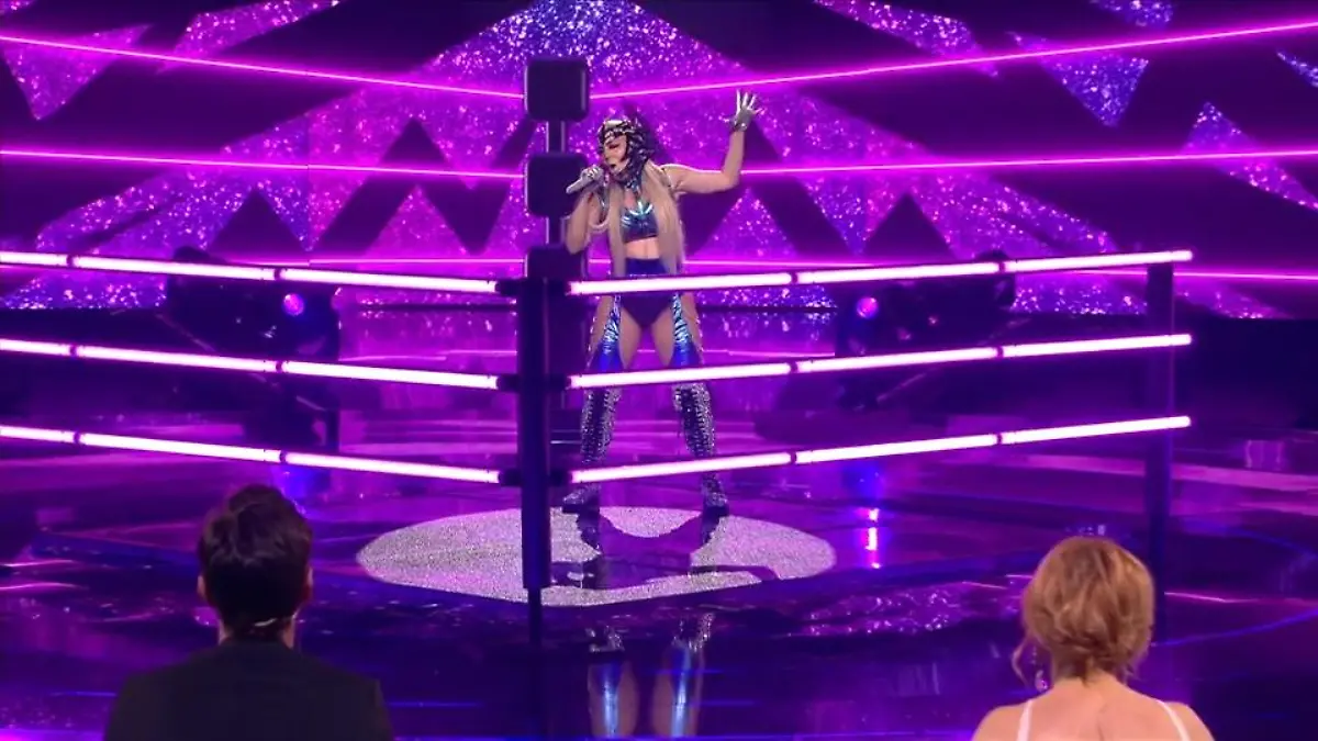 Das Training hat sich ausgezahlt: Lydia im Ring mit "I Love Rock'n'Roll"