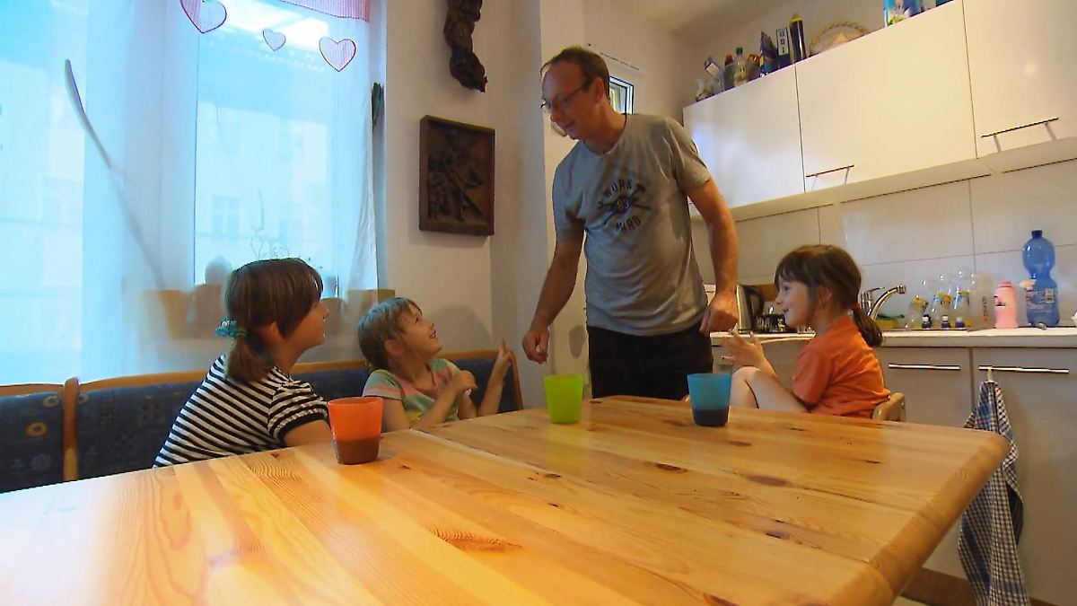 "Ihr müsst ackern!": Carsten verteilt die Aufgaben an die Kinder