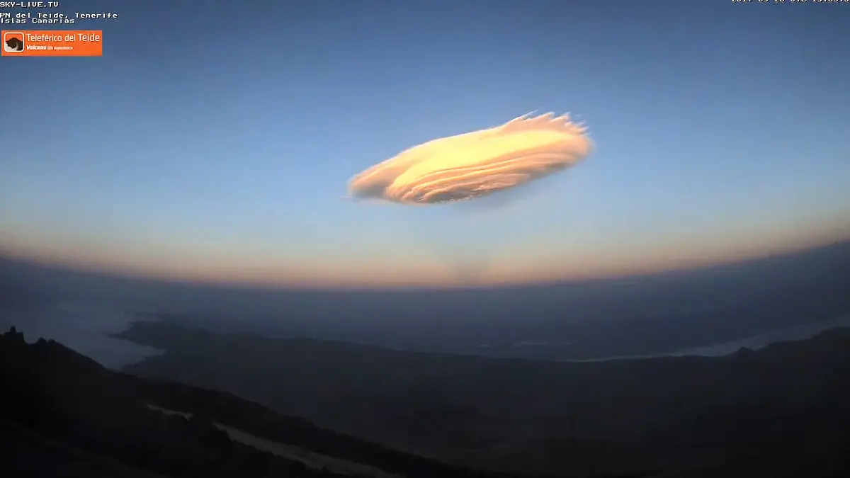 Aufwinde, Turbulenzen und dann enstehen solche Wolken: Seltsame Ufo ...