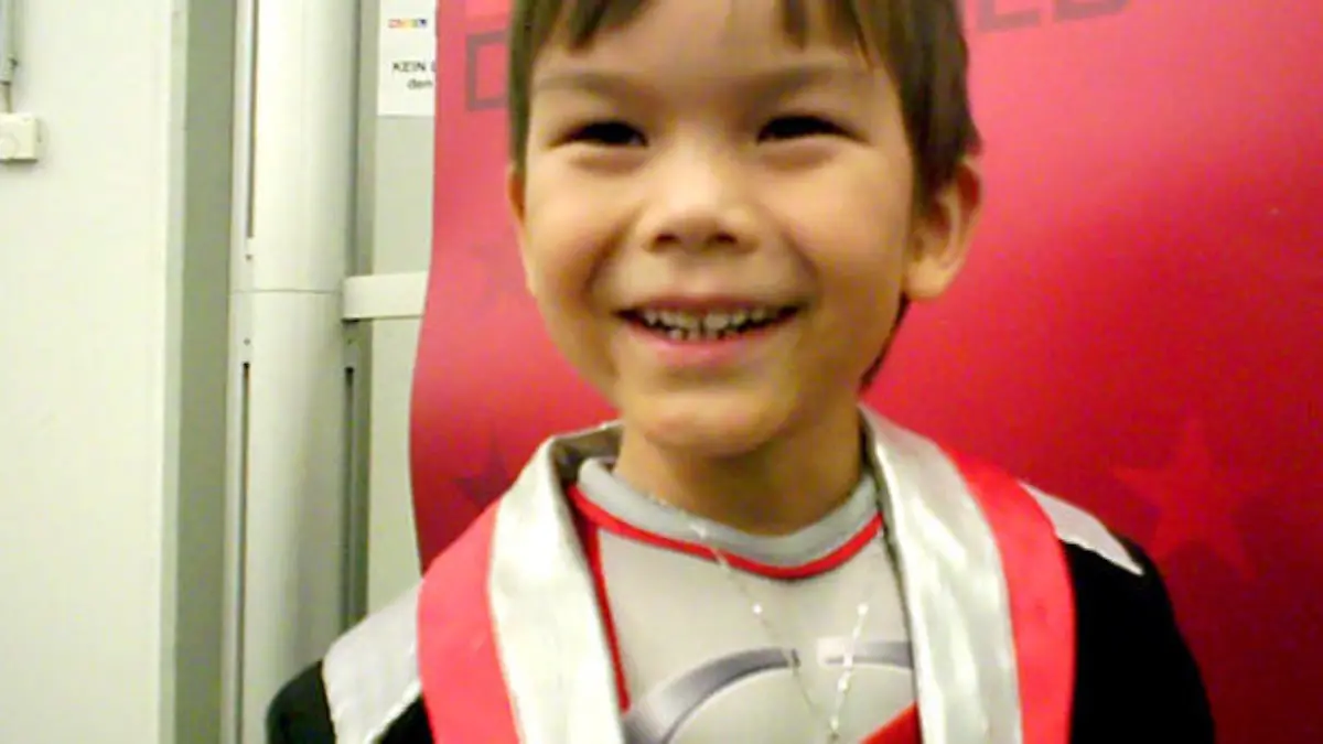 Backstage beim ersten Halbfinale: Ricky ist ein Power Ranger!