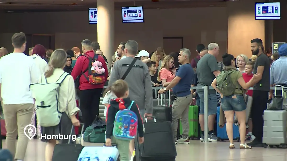 Klimakleber blockieren Flughafen: Genervte Urlauber in Hamburg: "Das ist unmöglich"