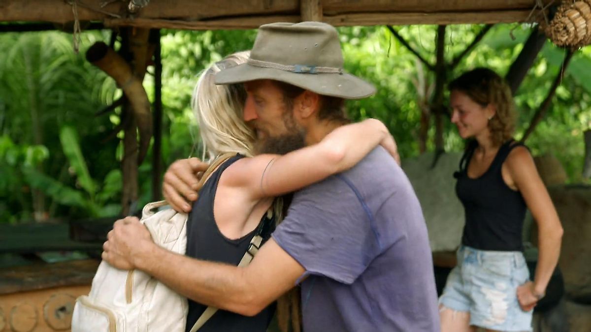 Auf dem Hof: Susanne wird von Philipp empfangen