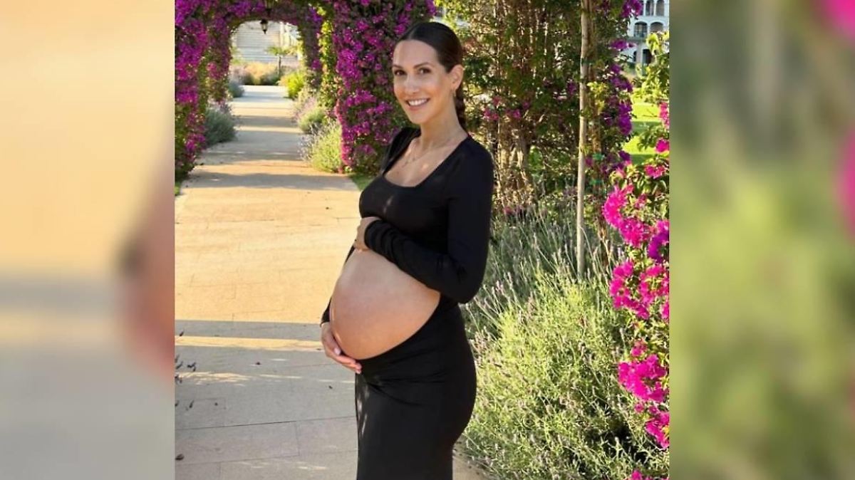 Bachelor-Star Clea-Lacy Juhn zeigt, was die Zwillinge in ihrem Bauch machen