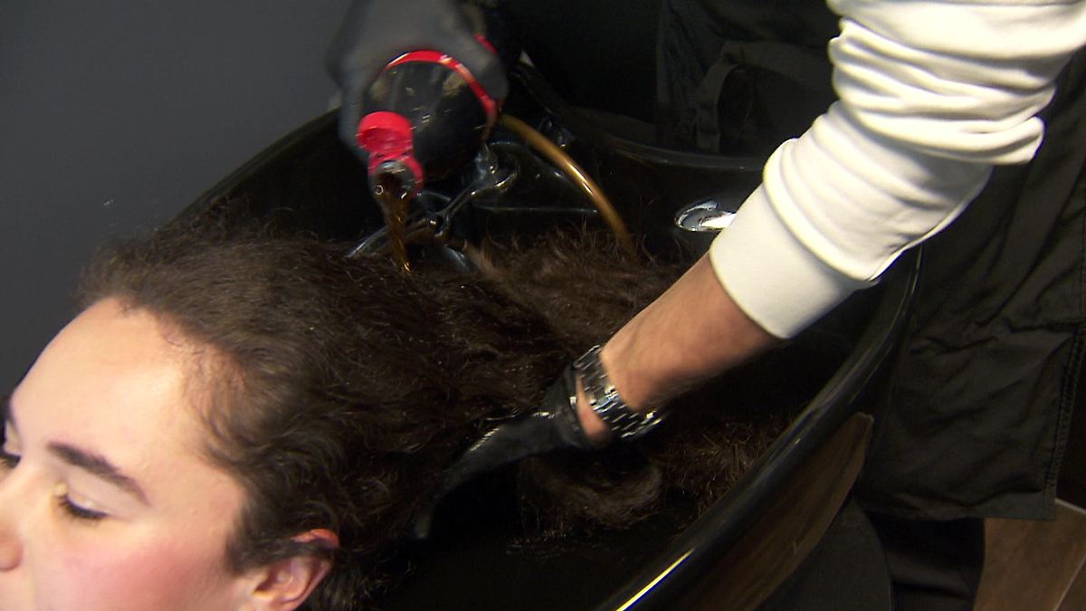 Macht Cola unsere Haare glänzender? RTL-Reporterin macht klebrigen ...