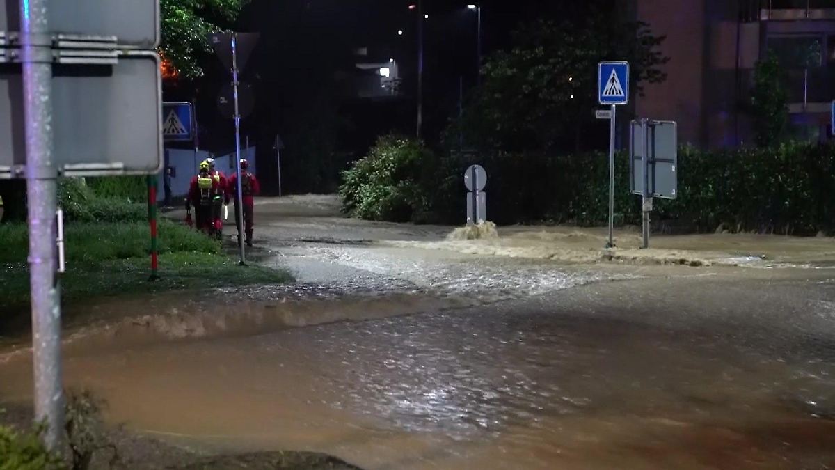 Hochwasserlage spitzt sich weiter zu: Dammbrüche, Evakuierungen und neue Gewitter