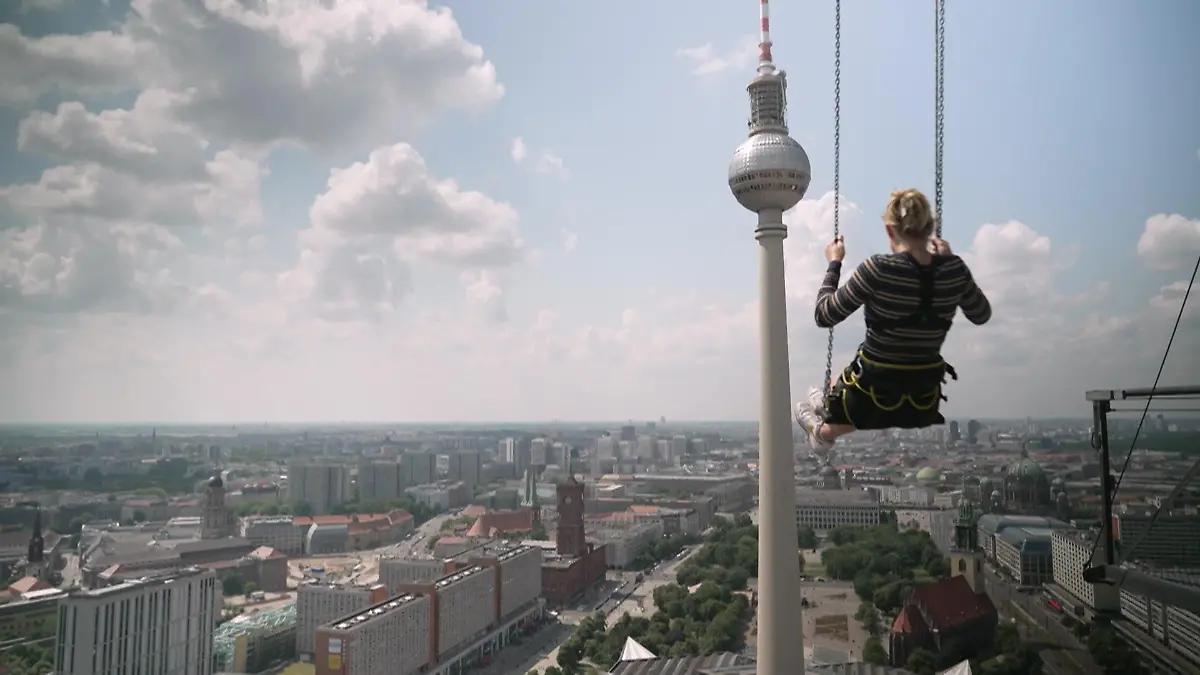 Berlin: RTL testet die höchste Schaukel Europas über den Dächern der ...