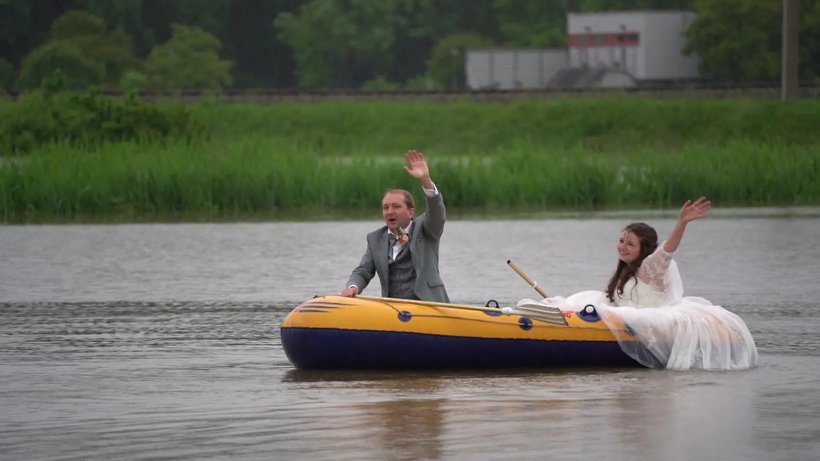 Oberzell: Brautpaar trotzt Hochwasser – romantische Hochzeitsfotos auf dem Schlauchboot