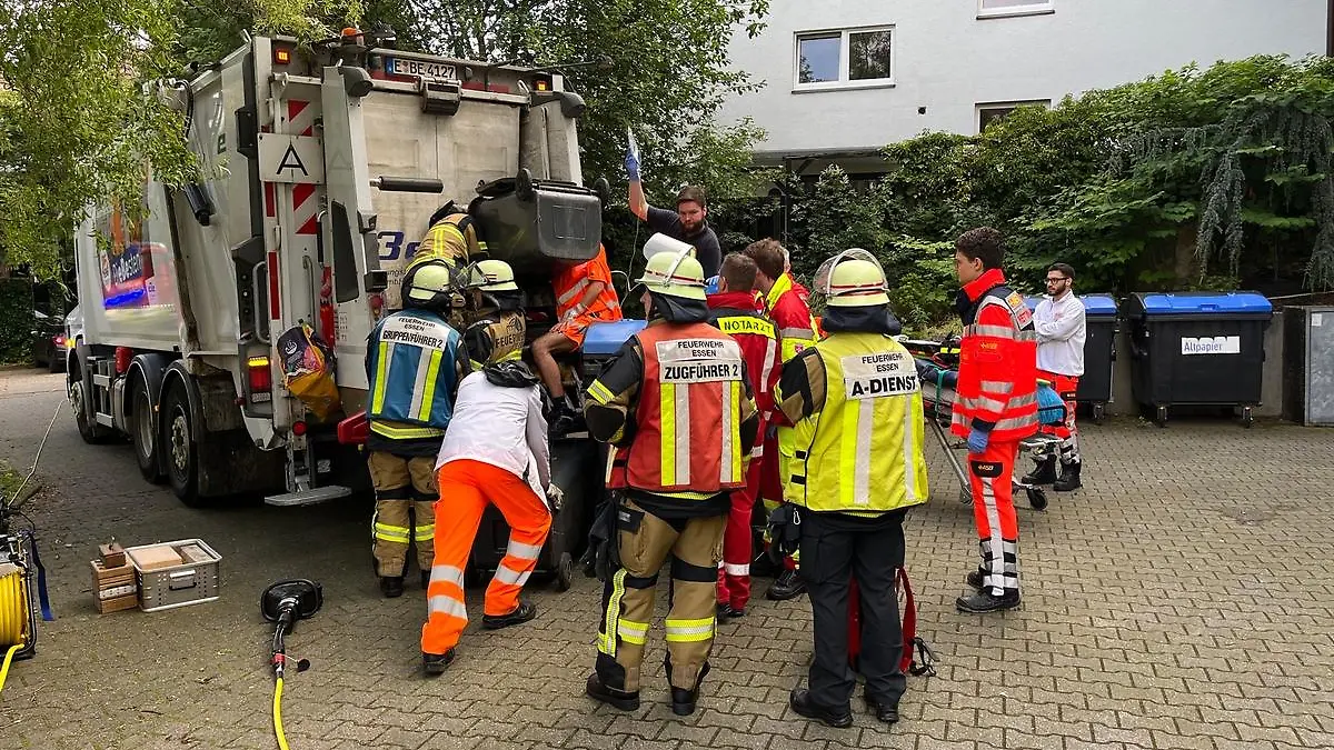 Feuerwehreinsatz in Essen: Arbeiter in Müllfahrzeug eingeklemmt