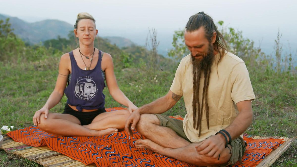 Er kann Ruhe nicht aushalten: Susanne überrascht Philipp mit Yoga Übungen