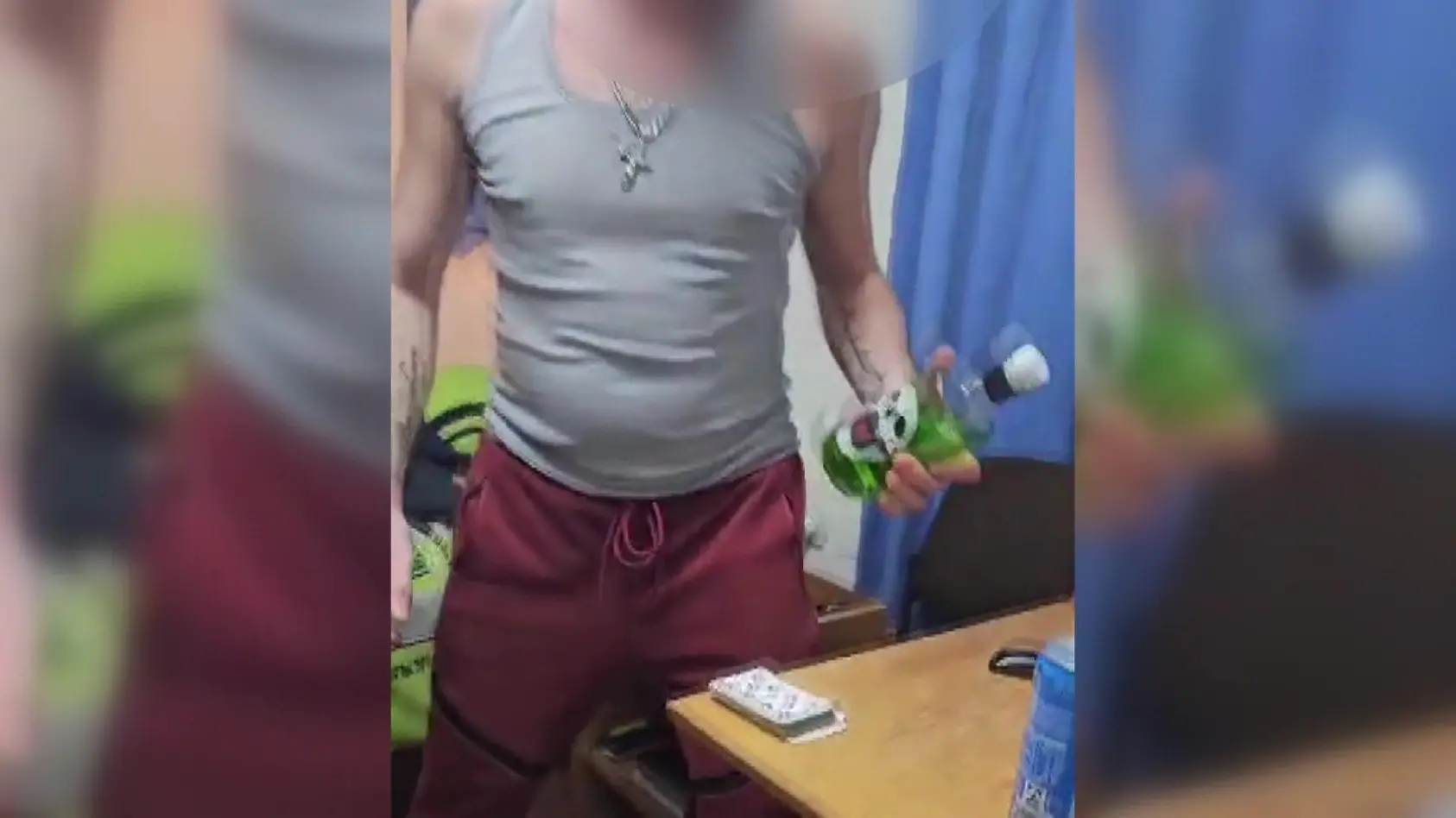 Polizist zwingt Gefangenen Urin vom Boden aufzulecken