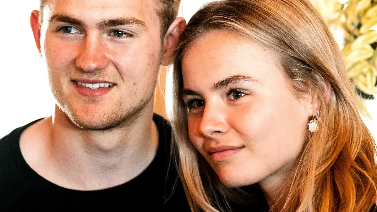 Matthijs de Ligt vom FC Bayern München und Annekee Molenaar haben ...