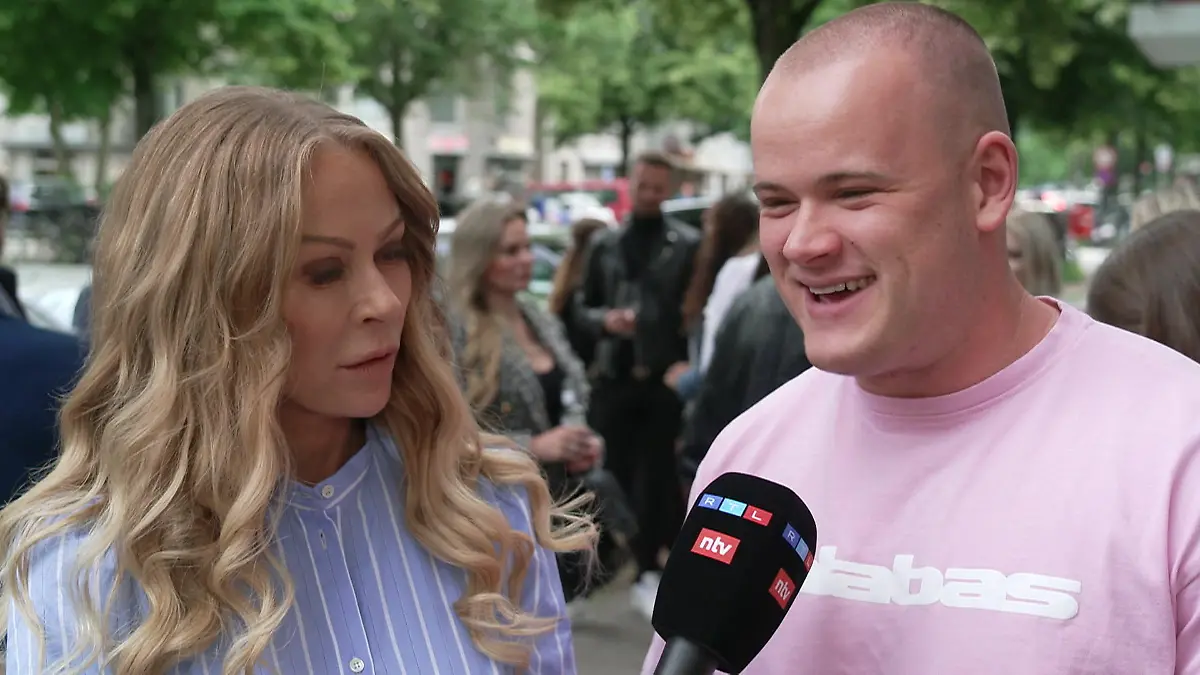 Jenny Elvers auf Kuschelkurs mit Anwalt