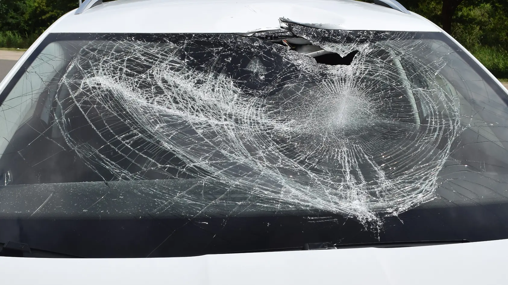 Bad Bentheim: Warntafel kracht bei Unfall auf Autobahn in Windschutzscheibe