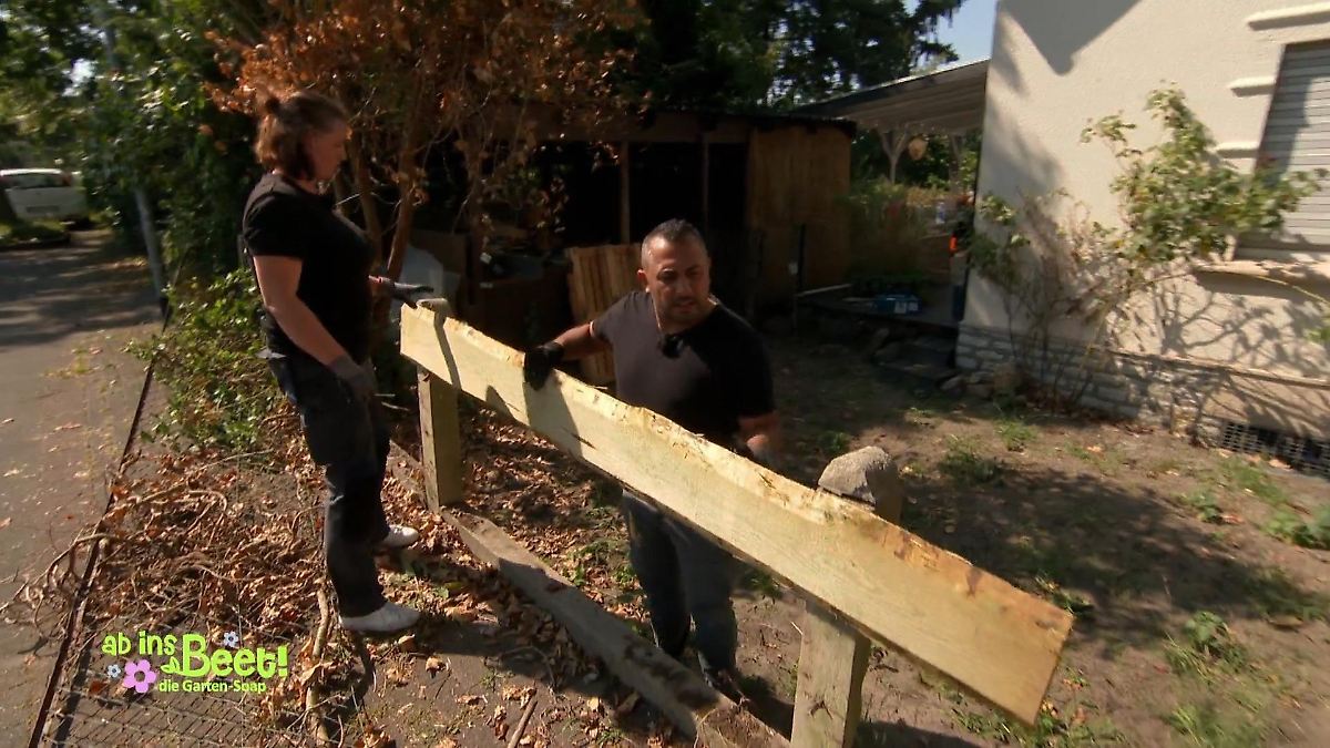 Ali und Daniela: Aufräumaktion im zugewachsenen Vorgarten