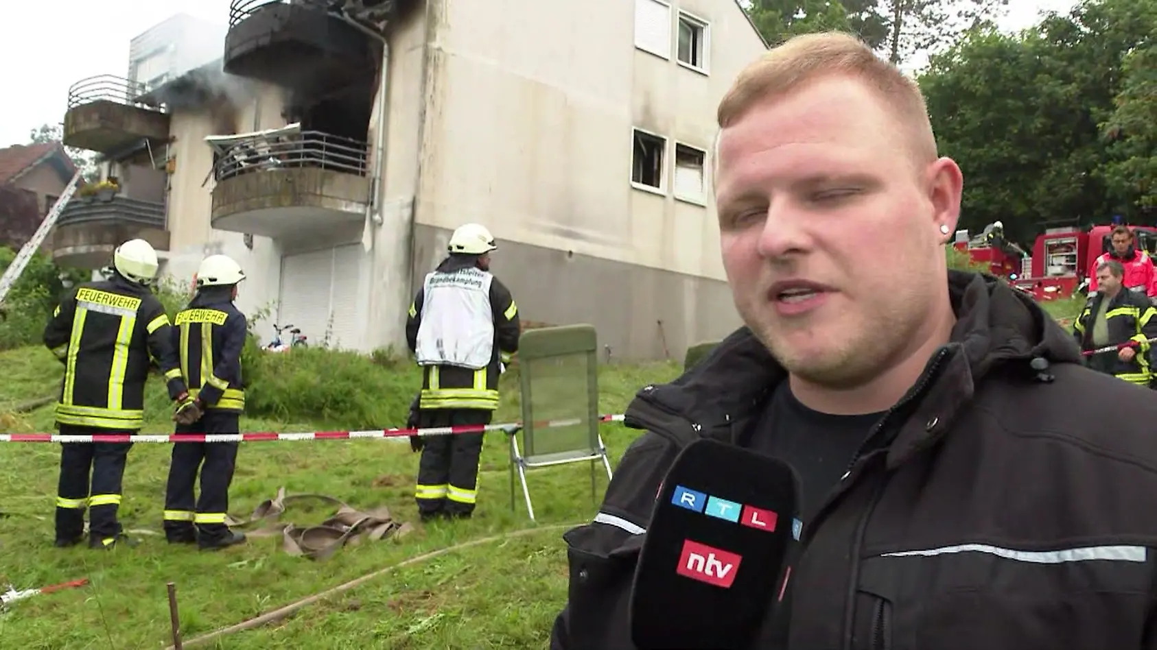 Mann sticht auf Frau und Kinder ein - dann legt er Feuer!