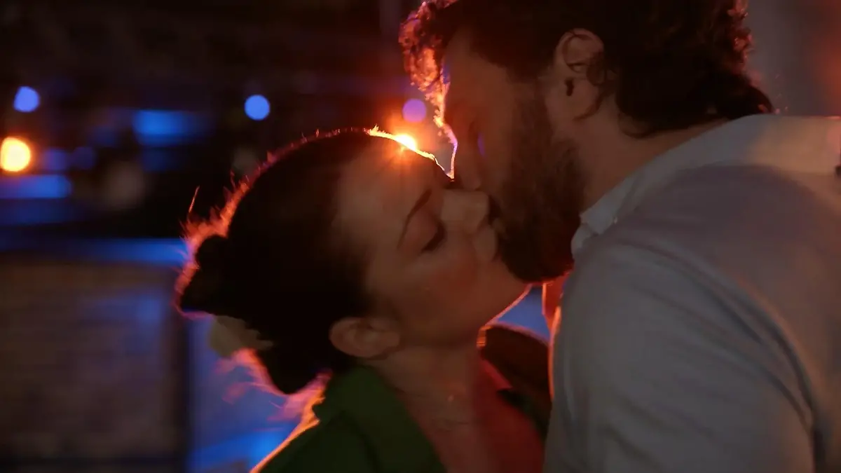 GZSZ heute im TV: Kann John Laura aus ihrer Tarnung locken?