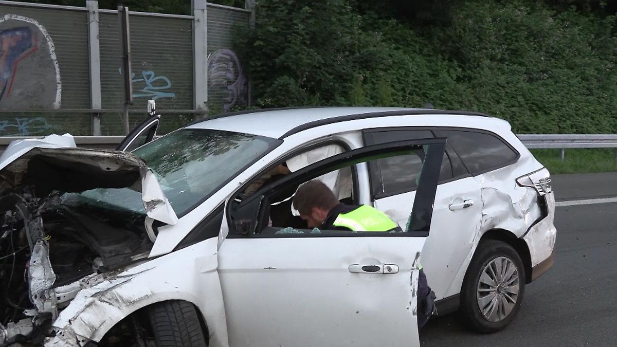 Autounfall auf A1 bei Remscheid: Ersthelfer rettet 24-jährige Frau