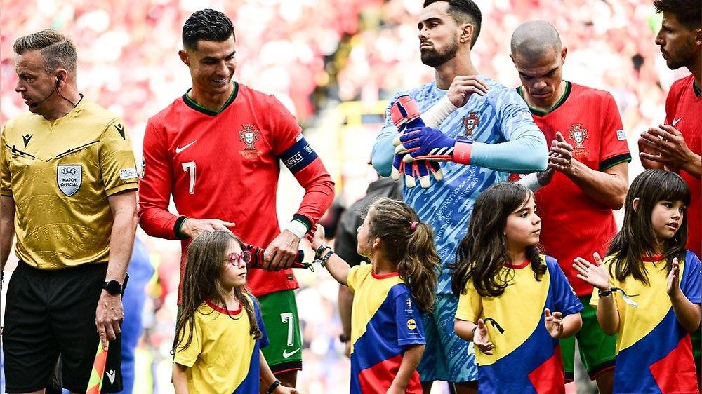 Zwischen süß und genervt: Cristiano Ronaldo muss bei EM irre Fan-Momente ertragen