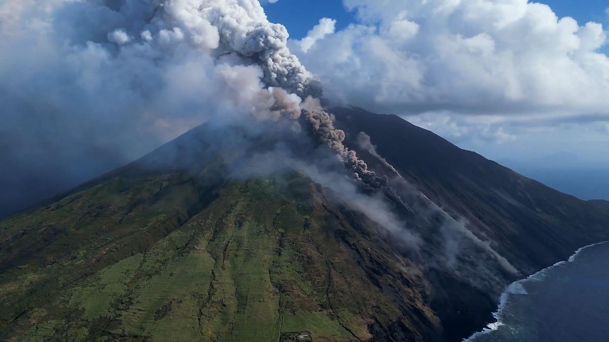 Vulkan in Italien: Höchste Warnstufe ausgerufen! Stromboli brodelt im ...