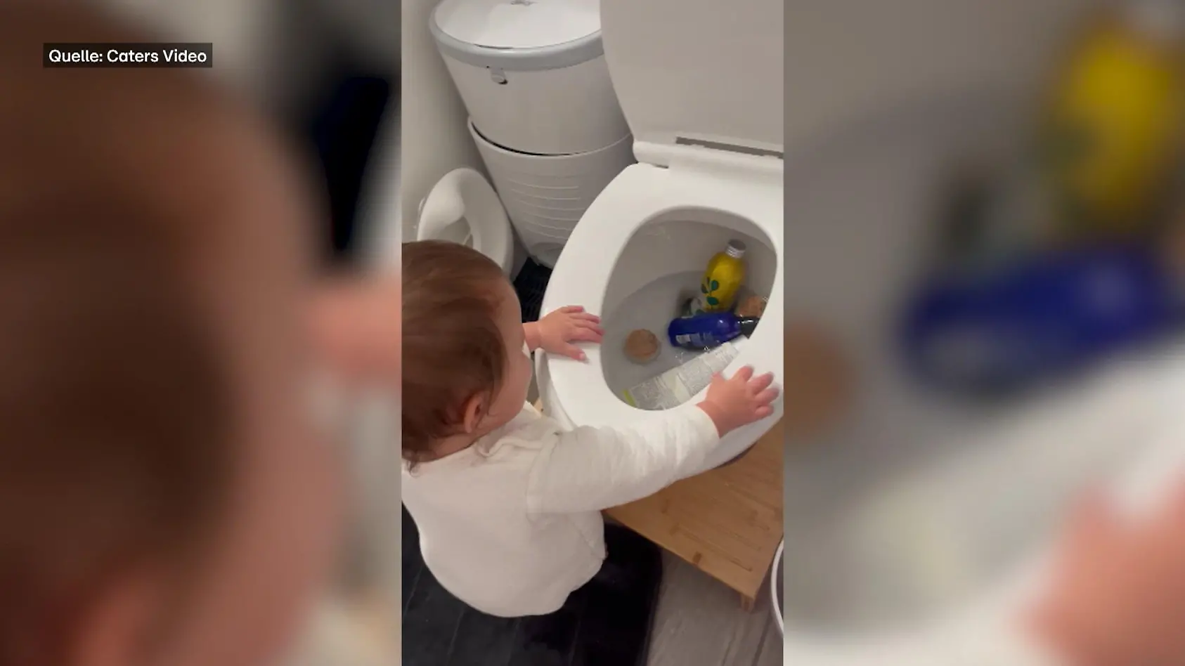 Bye, bye Kosmetikprodukte: Baby schmeißt Mamas Sachen ins Klo