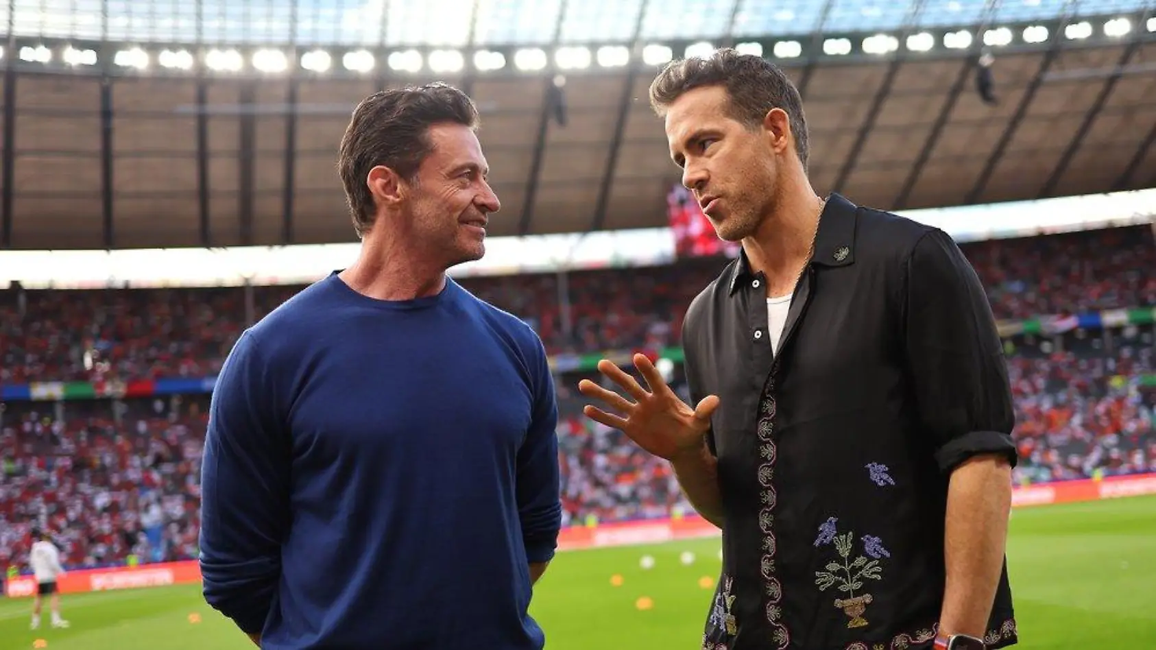 Hollywood bei der Heim-EM: Hugh Jackman und Ryan Reynolds im Stadion