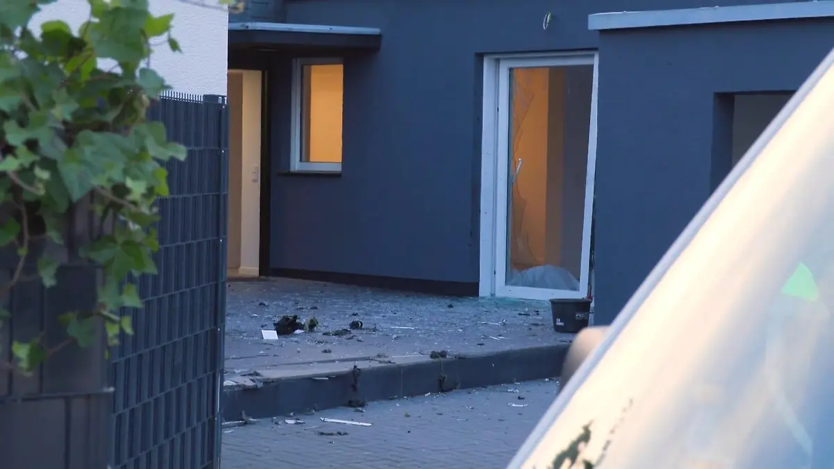 Explosion an Mehrfamilienhaus in Köln! Polizei prüft Verbindungen zur ...