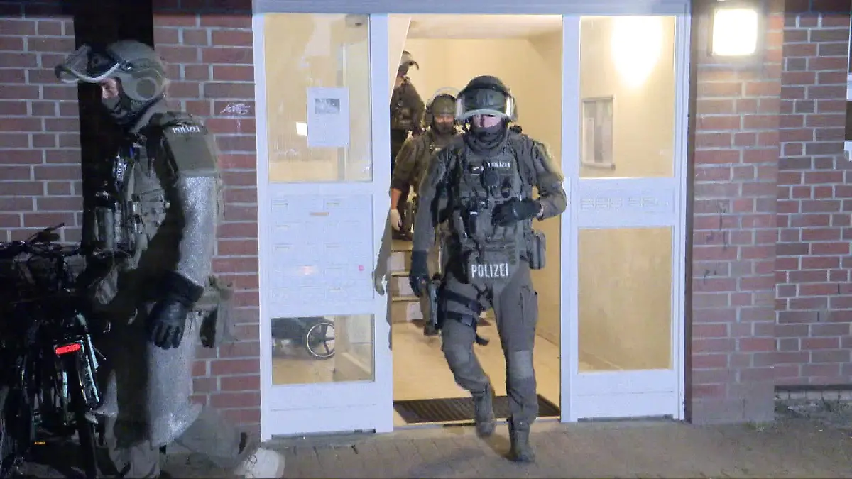 SEK-Einsatz in Hamburg: Mann greift Polizeibeamte mit Mistgabel an