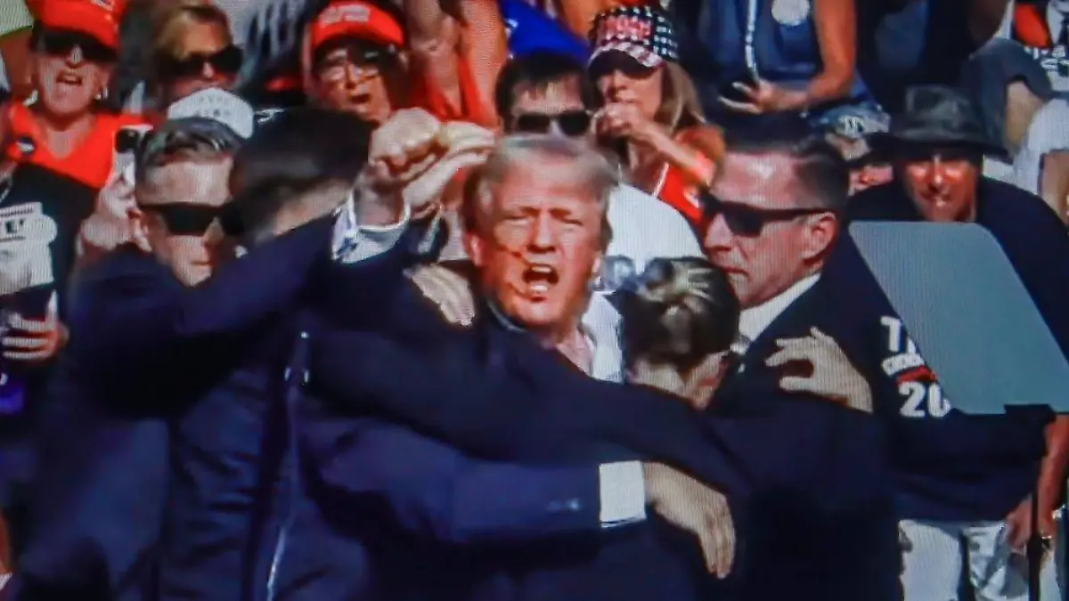 Schüsse bei Wahlkampfauftritt: Donald Trump verletzt, ein Besucher tot