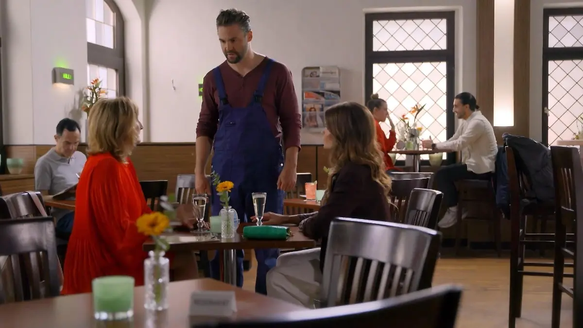 „Unter uns”-Wochenvorschau ab 22.7.2024: Stella bittet Patrizia, sich ...