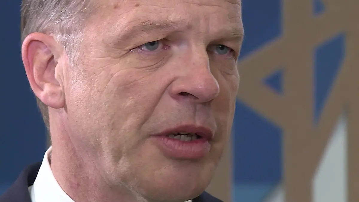 Top-Manager der 40 Dax-Konzerne verdienen im Schnitt 40-mal so viel wie ...