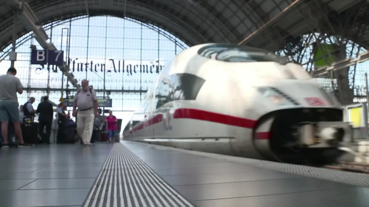 Deutsche Bahn: 750 Fahrgäste sitzen Stunden in Zügen fest