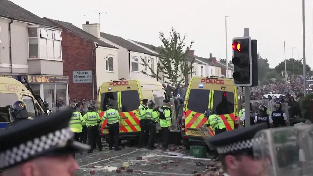 Rectsextreme Ausschreitungen: Krawalle in Southport nach Attentat