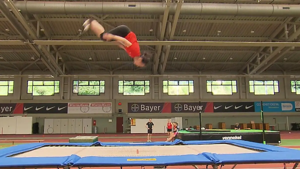 Annalena Baerbock springt Salto auf dem Trampolin