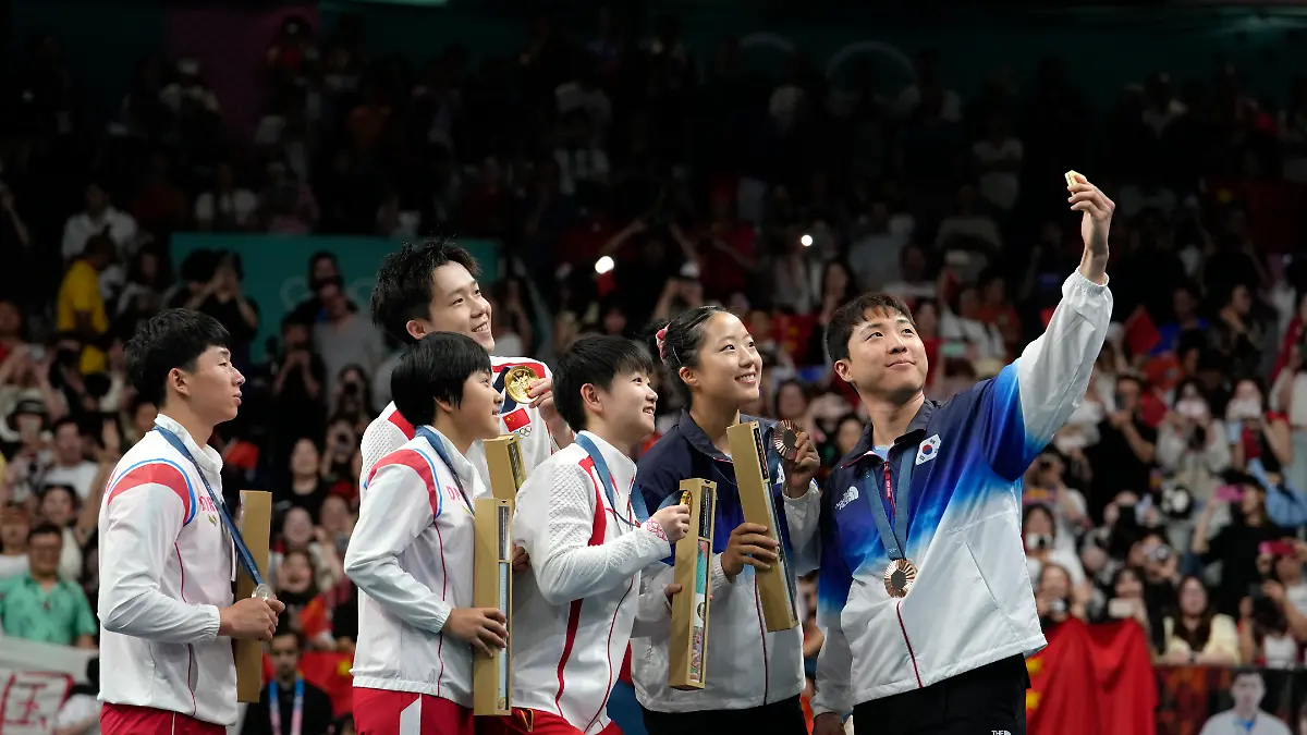 Olympia 2024: Tischtennis-Stars aus Nordkorea und Südkorea machen gemeinsamem ein Selfie