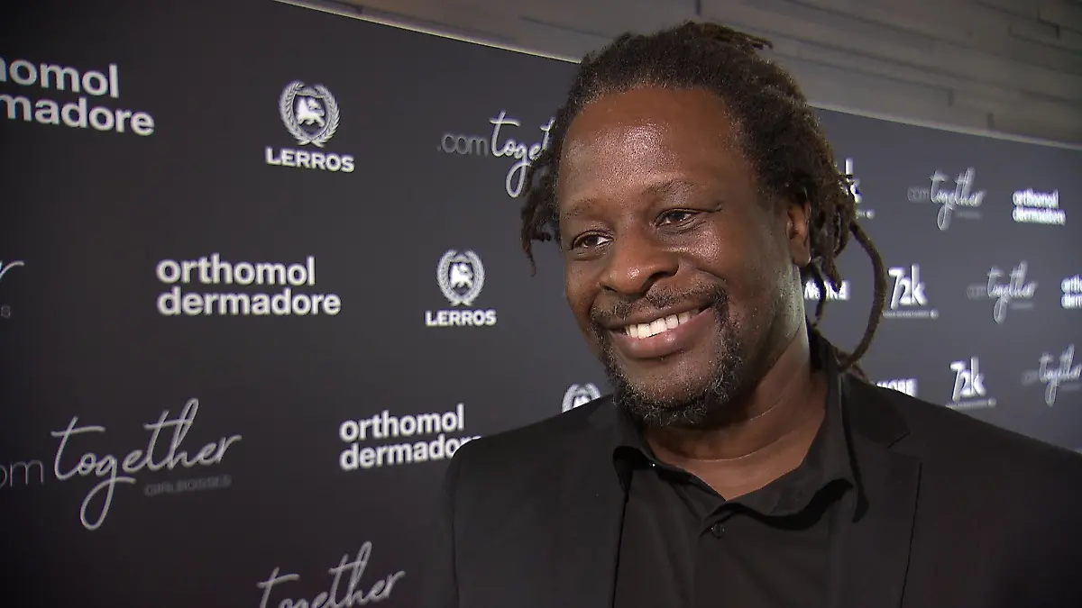 Mola Adebisi gewährt Einblick in sein Leben als Neu-Papa